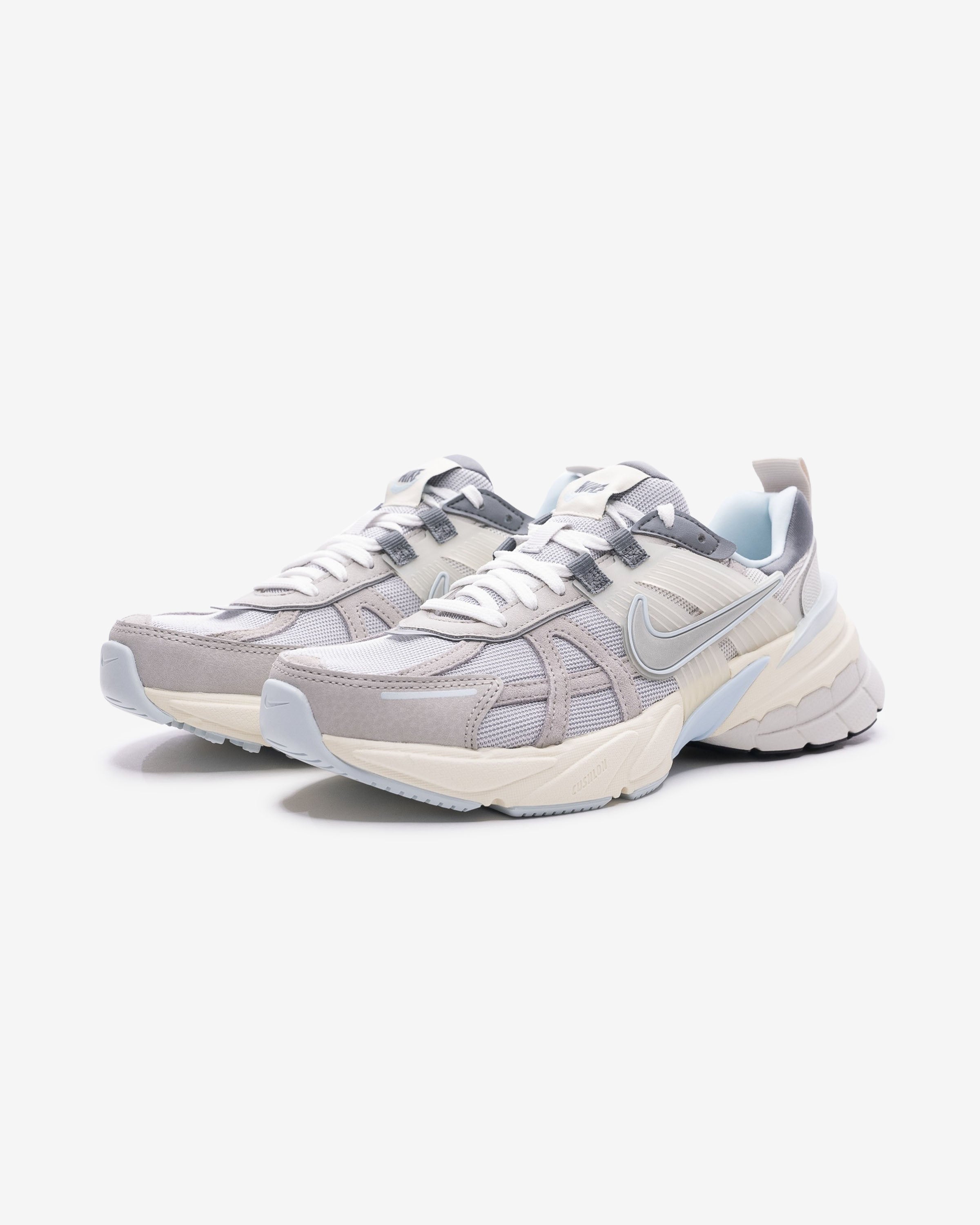 NIKE WMNS V2K RUN – UNDEFEATED JAPAN